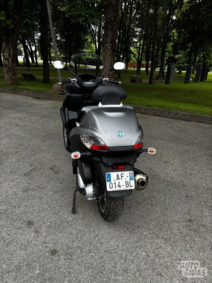 Pelēks Piaggio MP3 2009 Ariogala, ar dzinēja tilpumu 0.40 L un nobraukumu 28 tūkst. km par 1850 €, foto 4 vietnē AUTOMOTO.COM.LV