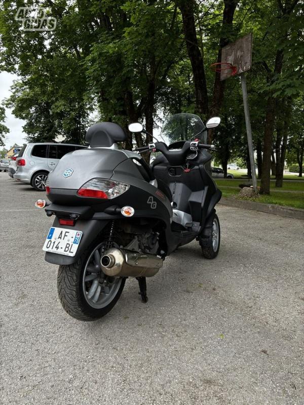 Pelēks Piaggio MP3 2009 Ariogala, ar dzinēja tilpumu 0.40 L un nobraukumu 28 tūkst. km par 1850 €, foto 5 vietnē AUTOMOTO.COM.LV