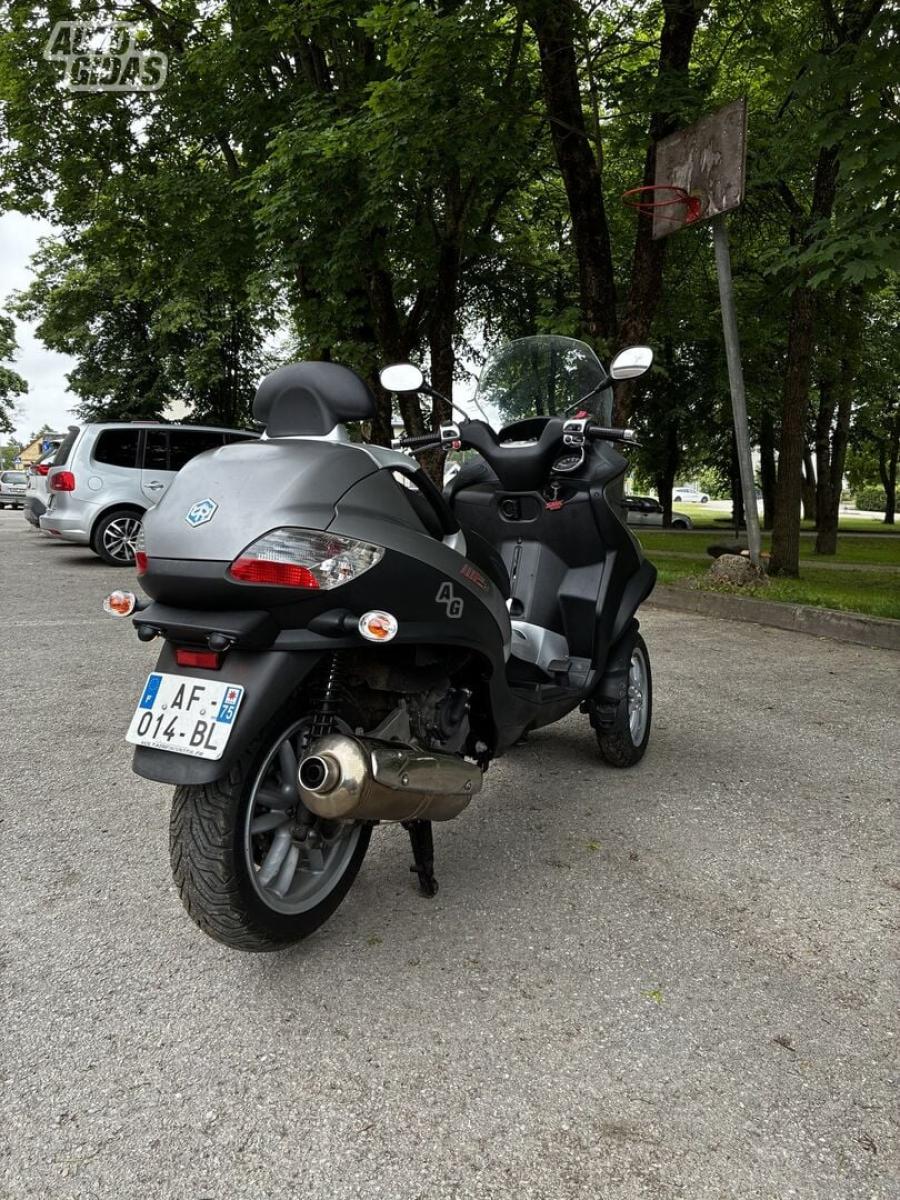 Pelēks Piaggio MP3 2009 Ariogala, ar dzinēja tilpumu 0.40 L un nobraukumu 28 tūkst. km par 1850 €, foto 6 vietnē AUTOMOTO.COM.LV