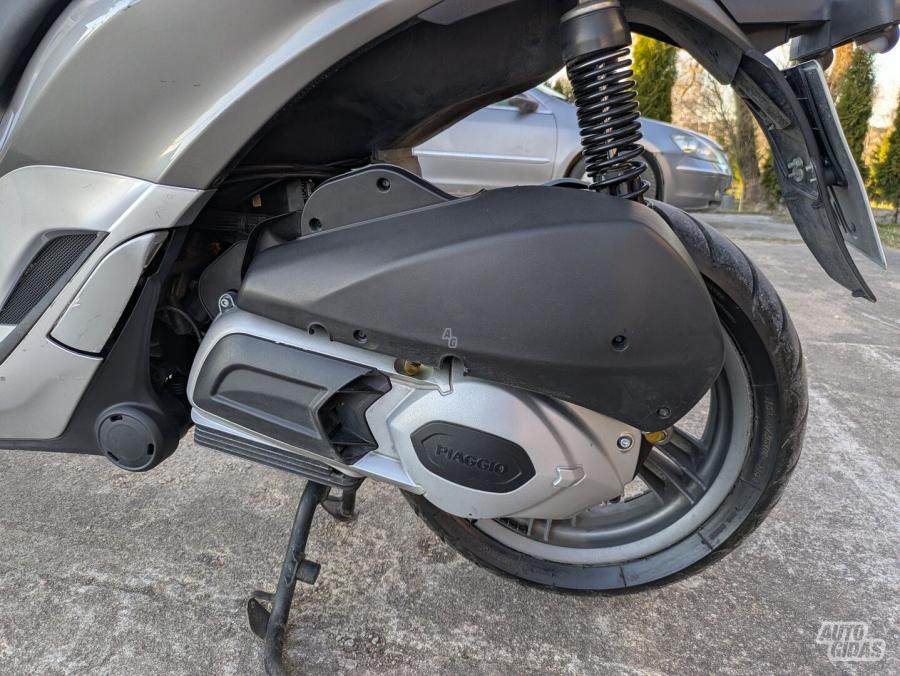 Pelēks Piaggio MP3 2013 Telšiai, ar dzinēja tilpumu 0.30 L un nobraukumu 27 tūkst. km par 2350 €, foto 10 vietnē AUTOMOTO.COM.LV