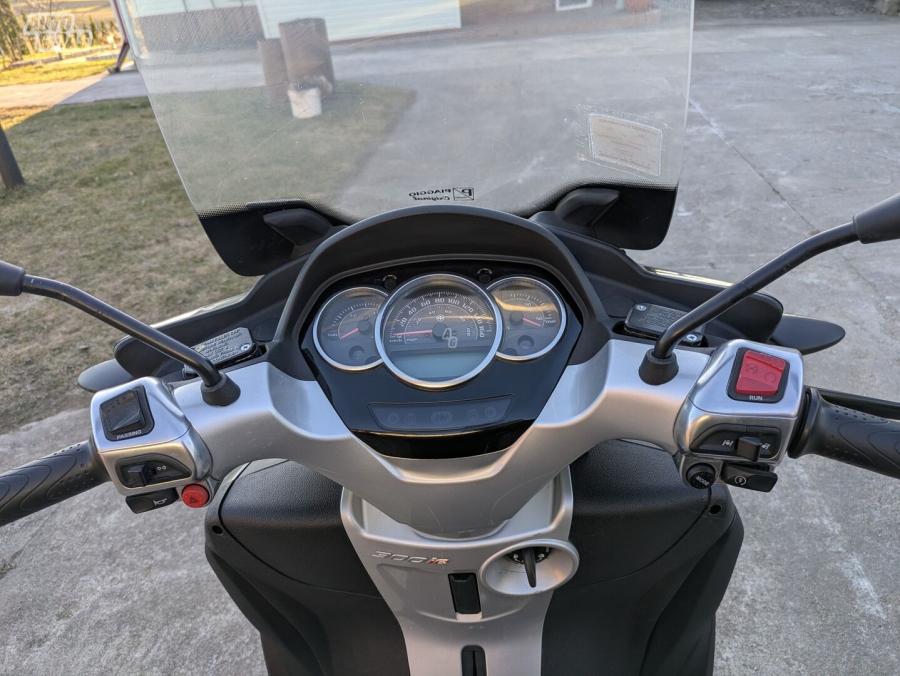 Pelēks Piaggio MP3 2013 Telšiai, ar dzinēja tilpumu 0.30 L un nobraukumu 27 tūkst. km par 2350 €, foto 12 vietnē AUTOMOTO.COM.LV