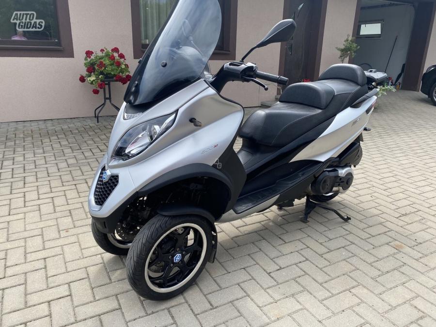 Grey Piaggio MP3 2015 in Kaunas, with an engine capacity of 0.50 L and mileage of 8 thousand km for 3499 €, photo 1 on AUTOMOTO.COM.LV