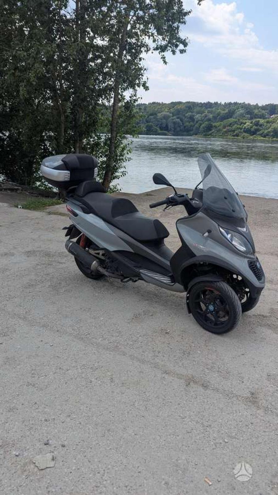 Grey Piaggio MP3 2018 in Kaunas, with an engine capacity of 0.50 L and mileage of 7 thousand km for 5000 €, photo 3 on AUTOMOTO.COM.LV