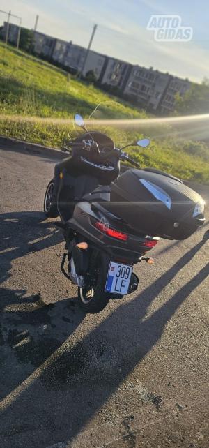 Pelēks Piaggio MP3 2019 Kauņa, ar dzinēja tilpumu 0.30 L un nobraukumu 18 tūkst. km par 2850 €, foto  vietnē AUTOMOTO.COM.LV