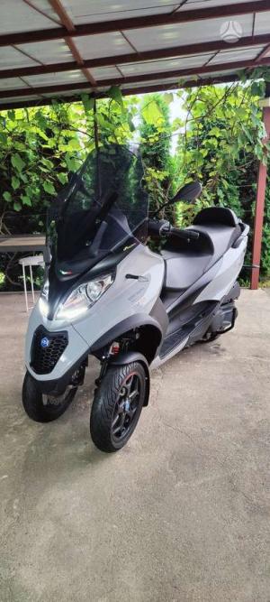 Pelēks Piaggio MP3 2020 Tauragė, ar dzinēja tilpumu 0.35 L un nobraukumu 12 tūkst. km par 2350 €, foto  vietnē AUTOMOTO.COM.LV
