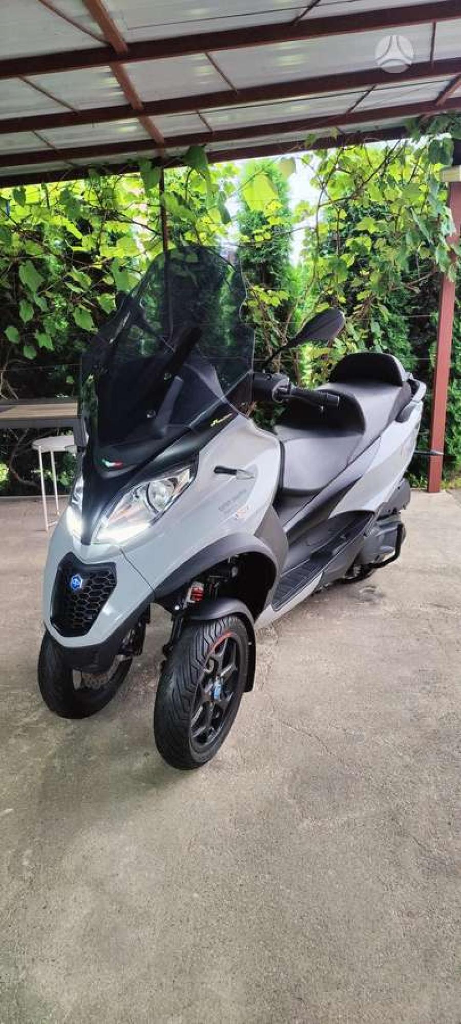 Pelēks Piaggio MP3 2020 Tauragė, ar dzinēja tilpumu 0.35 L un nobraukumu 12 tūkst. km par 2350 €, foto 1 vietnē AUTOMOTO.COM.LV