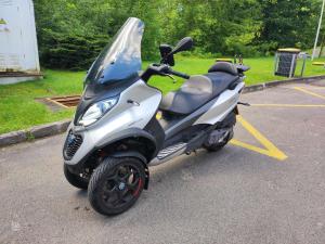Grey Piaggio MP3 2021 in Vilnius, with an engine capacity of 0.40 L and mileage of 34 thousand km for 4600 €, photo  on AUTOMOTO.COM.LV