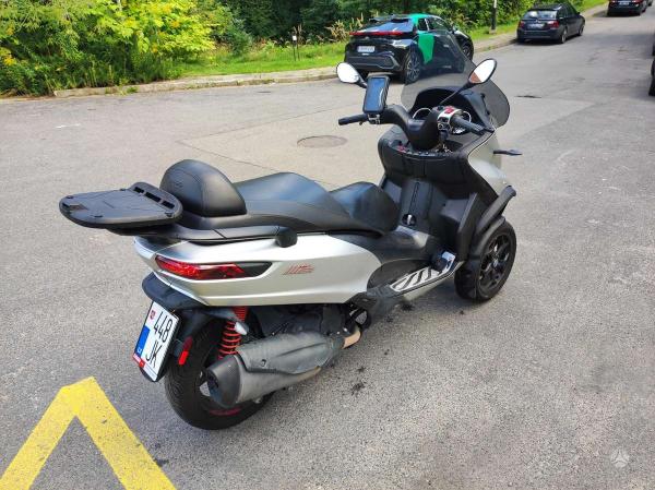 Grey Piaggio MP3 2021 in Vilnius, with an engine capacity of 0.40 L and mileage of 34 thousand km for 4600 €, photo 7 on AUTOMOTO.COM.LV