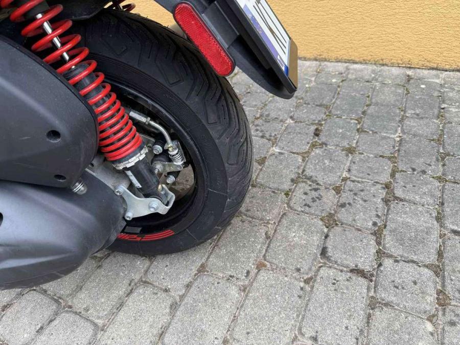 Grey Piaggio MP3 2021 in Taurage, with an engine capacity of 0.49 L and mileage of 22 thousand km for 4600 €, photo 12 on AUTOMOTO.COM.LV
