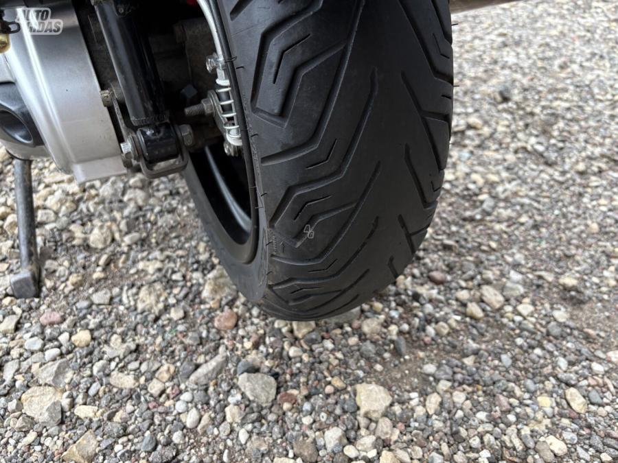 Piaggio MP3 2009 Kelmė, ar dzinēja tilpumu 0.40 L un nobraukumu 36 tūkst. km par 1130 €, foto 11 vietnē AUTOMOTO.COM.LV
