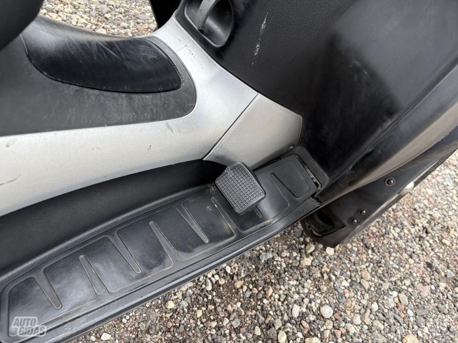 Piaggio MP3 2010 Kelmė, ar dzinēja tilpumu 0.40 L un nobraukumu 37 tūkst. km par 1030 €, foto 12 vietnē AUTOMOTO.COM.LV