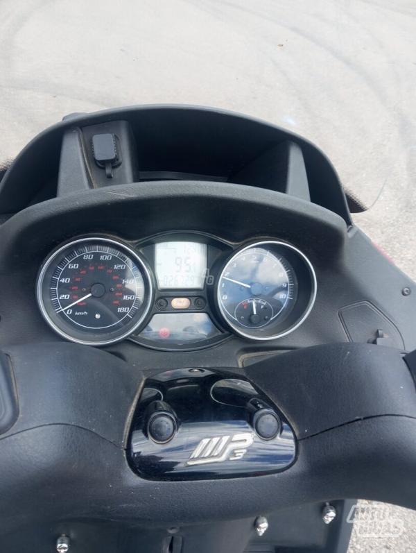 Red Piaggio MP3 2014 in Jurbarkas, with an engine capacity of 0.50 L and mileage of 27 thousand km for 3900 €, photo 3 on AUTOMOTO.COM.LV