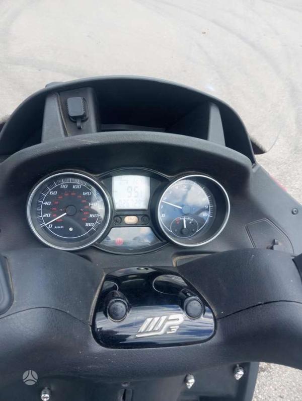 Red Piaggio MP3 2014 in Kaunas, with an engine capacity of 0.50 L and mileage of 27 thousand km for 3800 €, photo 3 on AUTOMOTO.COM.LV
