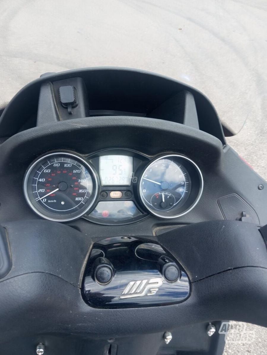 Red Piaggio MP3 2014 in Jurbarkas, with an engine capacity of 0.50 L and mileage of 27 thousand km for 3800 €, photo 4 on AUTOMOTO.COM.LV
