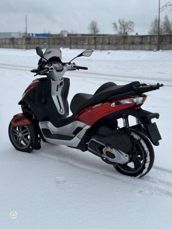 Red Piaggio MP3 2016 in Alytus, with an engine capacity of 0.28 L and mileage of 21 thousand km for 2300 €, photo 3 on AUTOMOTO.COM.LV
