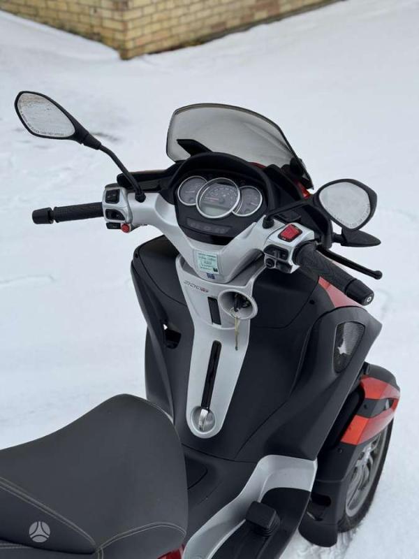 Red Piaggio MP3 2016 in Alytus, with an engine capacity of 0.28 L and mileage of 21 thousand km for 2300 €, photo 5 on AUTOMOTO.COM.LV