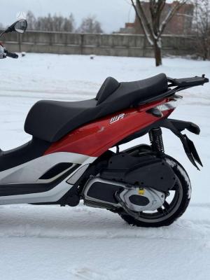 Red Piaggio MP3 2016 in Alytus, with an engine capacity of 0.28 L and mileage of 21 thousand km for 2300 €, photo 9 on AUTOMOTO.COM.LV