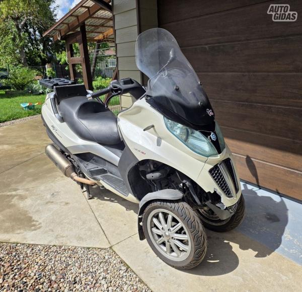 White Piaggio MP3 2012 in Pasvalys, with an engine capacity of 0.50 L and mileage of 70 thousand km for 1499 €, photo 1 on AUTOMOTO.COM.LV