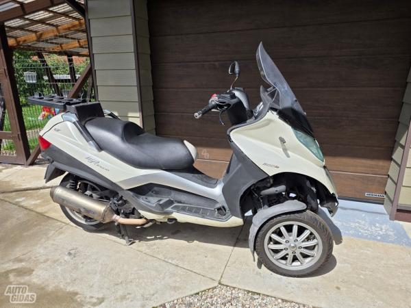 White Piaggio MP3 2012 in Pasvalys, with an engine capacity of 0.50 L and mileage of 70 thousand km for 1499 €, photo 2 on AUTOMOTO.COM.LV