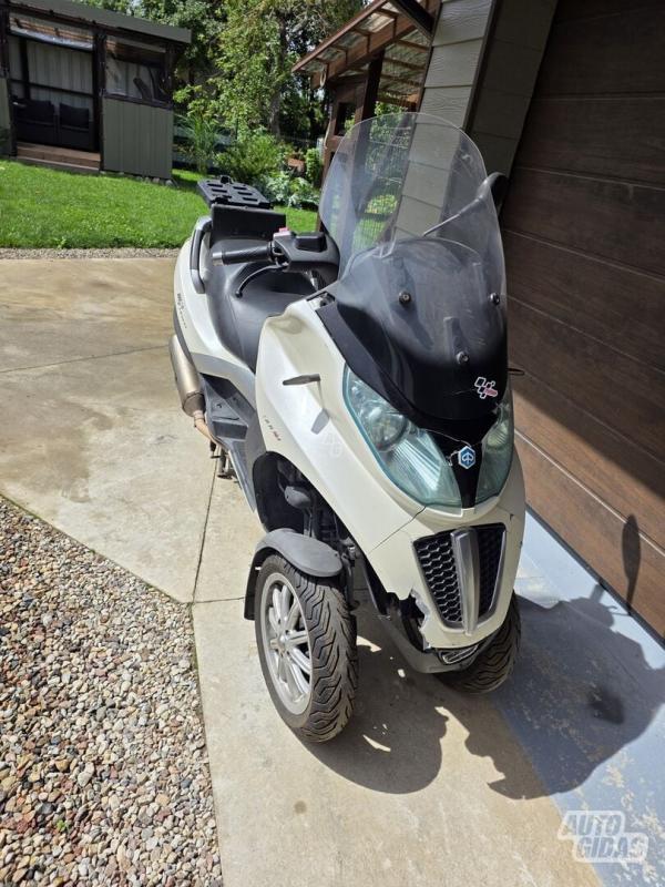 White Piaggio MP3 2012 in Pasvalys, with an engine capacity of 0.50 L and mileage of 70 thousand km for 1499 €, photo 3 on AUTOMOTO.COM.LV