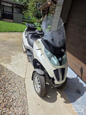White Piaggio MP3 2012 in Pasvalys, with an engine capacity of 0.50 L and mileage of 70 thousand km for 1499 €, photo 4 on AUTOMOTO.COM.LV