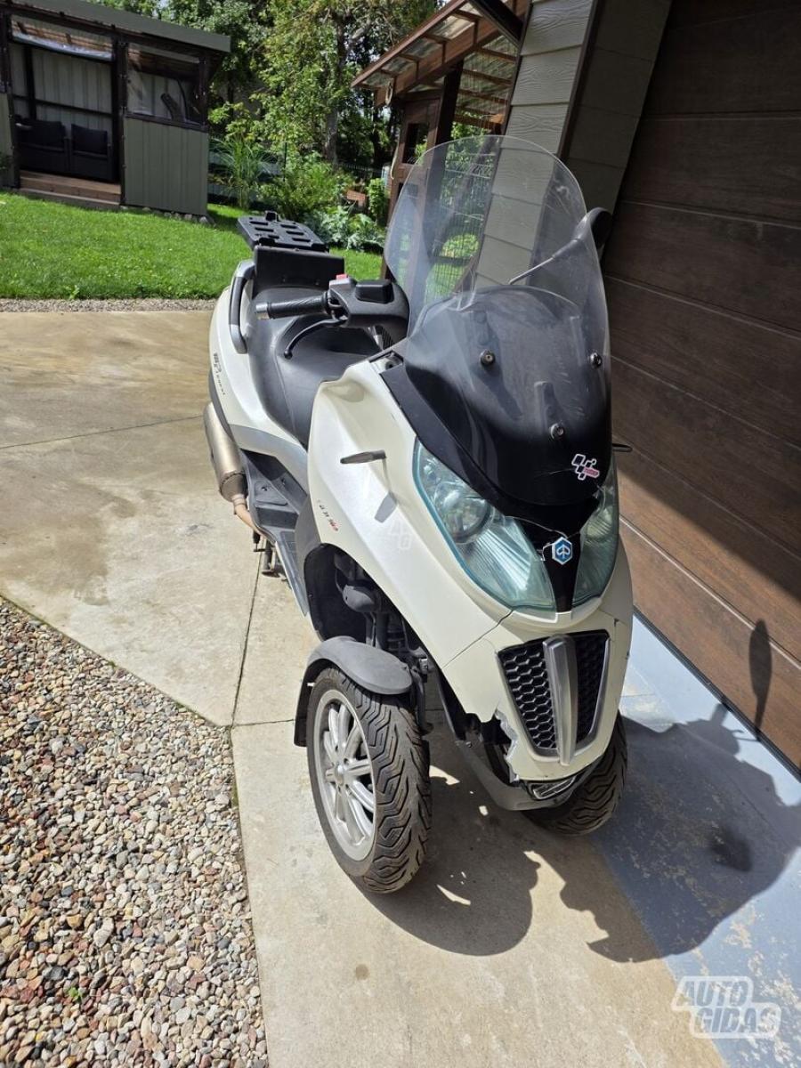 White Piaggio MP3 2012 in Pasvalys, with an engine capacity of 0.50 L and mileage of 70 thousand km for 1499 €, photo 4 on AUTOMOTO.COM.LV