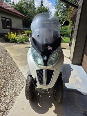 White Piaggio MP3 2012 in Pasvalys, with an engine capacity of 0.50 L and mileage of 70 thousand km for 1499 €, photo 5 on AUTOMOTO.COM.LV
