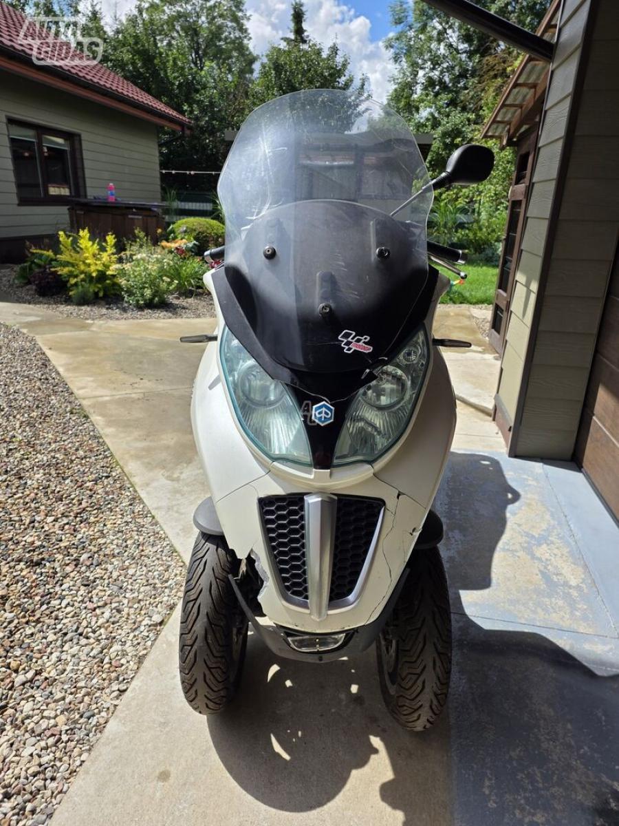 White Piaggio MP3 2012 in Pasvalys, with an engine capacity of 0.50 L and mileage of 70 thousand km for 1499 €, photo 5 on AUTOMOTO.COM.LV