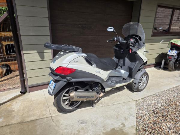 White Piaggio MP3 2012 in Pasvalys, with an engine capacity of 0.50 L and mileage of 70 thousand km for 1499 €, photo 5 on AUTOMOTO.COM.LV