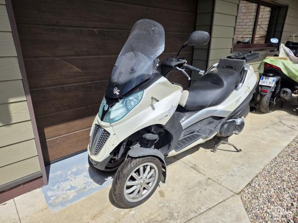 White Piaggio MP3 2012 in Pasvalys, with an engine capacity of 0.50 L and mileage of 70 thousand km for 1499 €, photo 7 on AUTOMOTO.COM.LV