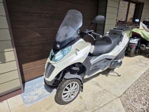 White Piaggio MP3 2012 in Pasvalys, with an engine capacity of 0.50 L and mileage of 70 thousand km for 1499 €, photo 8 on AUTOMOTO.COM.LV