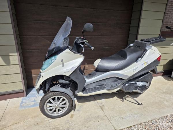 White Piaggio MP3 2012 in Pasvalys, with an engine capacity of 0.50 L and mileage of 70 thousand km for 1499 €, photo 8 on AUTOMOTO.COM.LV
