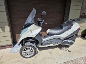 White Piaggio MP3 2012 in Pasvalys, with an engine capacity of 0.50 L and mileage of 70 thousand km for 1499 €, photo 9 on AUTOMOTO.COM.LV