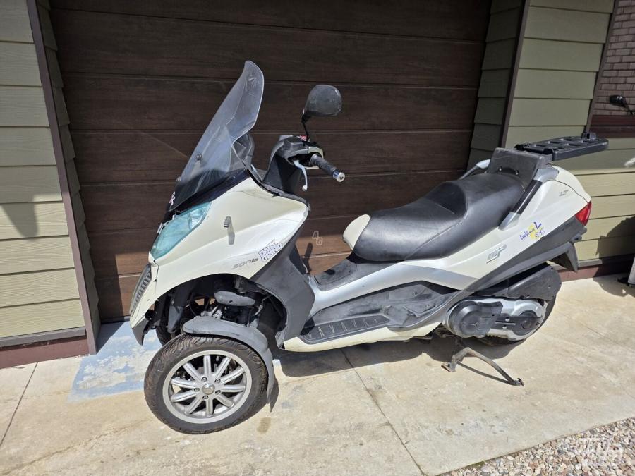 White Piaggio MP3 2012 in Pasvalys, with an engine capacity of 0.50 L and mileage of 70 thousand km for 1499 €, photo 9 on AUTOMOTO.COM.LV