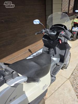 White Piaggio MP3 2012 in Pasvalys, with an engine capacity of 0.50 L and mileage of 70 thousand km for 1499 €, photo 10 on AUTOMOTO.COM.LV