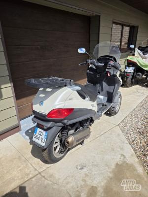 White Piaggio MP3 2012 in Pasvalys, with an engine capacity of 0.50 L and mileage of 70 thousand km for 1499 €, photo 12 on AUTOMOTO.COM.LV