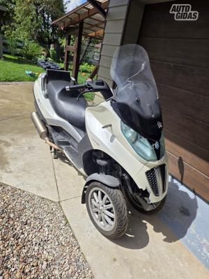 White Piaggio MP3 2012 in Pasvalys, with an engine capacity of 0.50 L and mileage of 70 thousand km for 1499 €, photo 13 on AUTOMOTO.COM.LV