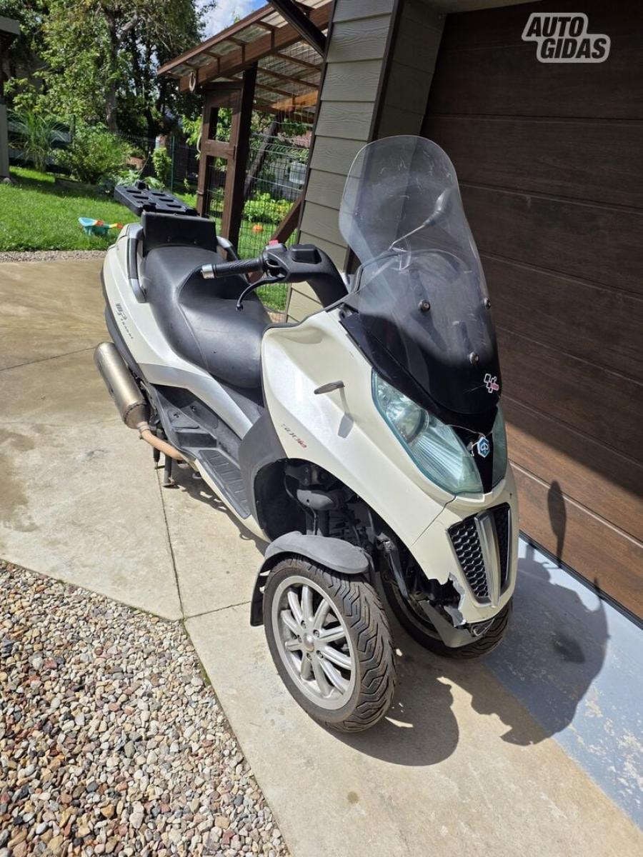White Piaggio MP3 2012 in Pasvalys, with an engine capacity of 0.50 L and mileage of 70 thousand km for 1499 €, photo 13 on AUTOMOTO.COM.LV