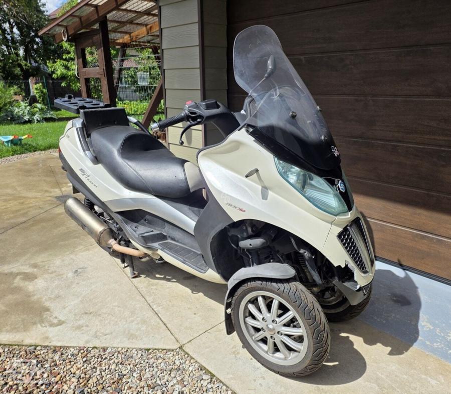 White Piaggio MP3 2012 in Pasvalys, with an engine capacity of 0.50 L and mileage of 70 thousand km for 1499 €, photo 14 on AUTOMOTO.COM.LV
