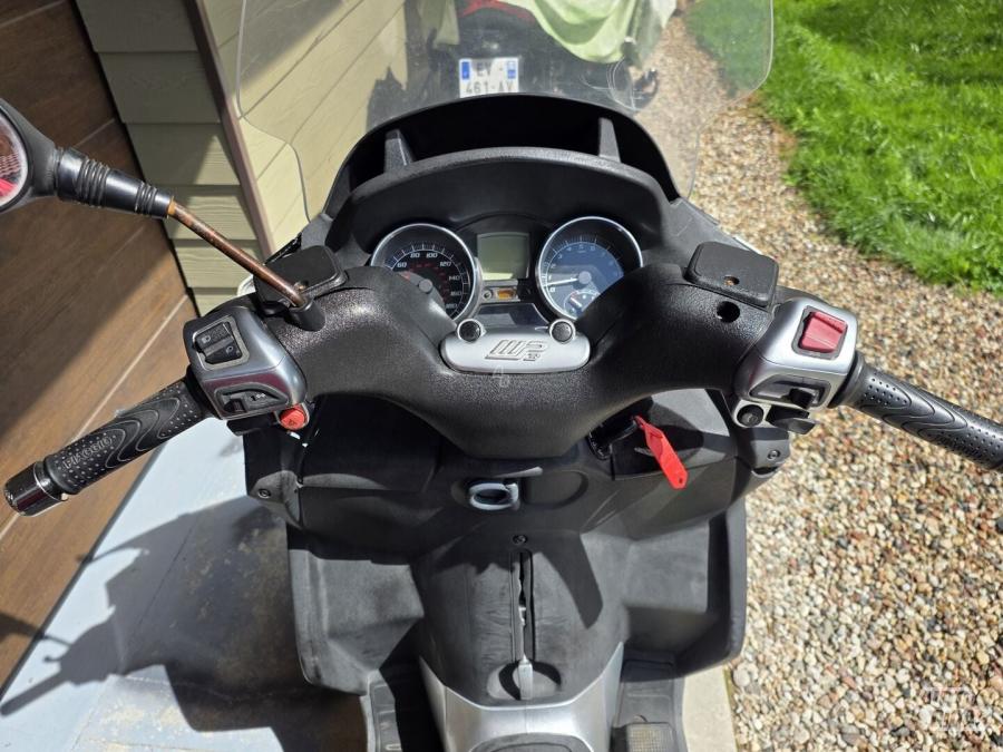 White Piaggio MP3 2012 in Pasvalys, with an engine capacity of 0.50 L and mileage of 70 thousand km for 1499 €, photo 15 on AUTOMOTO.COM.LV
