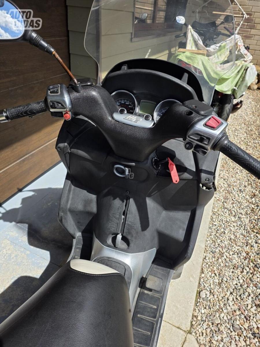 White Piaggio MP3 2012 in Pasvalys, with an engine capacity of 0.50 L and mileage of 70 thousand km for 1499 €, photo 16 on AUTOMOTO.COM.LV