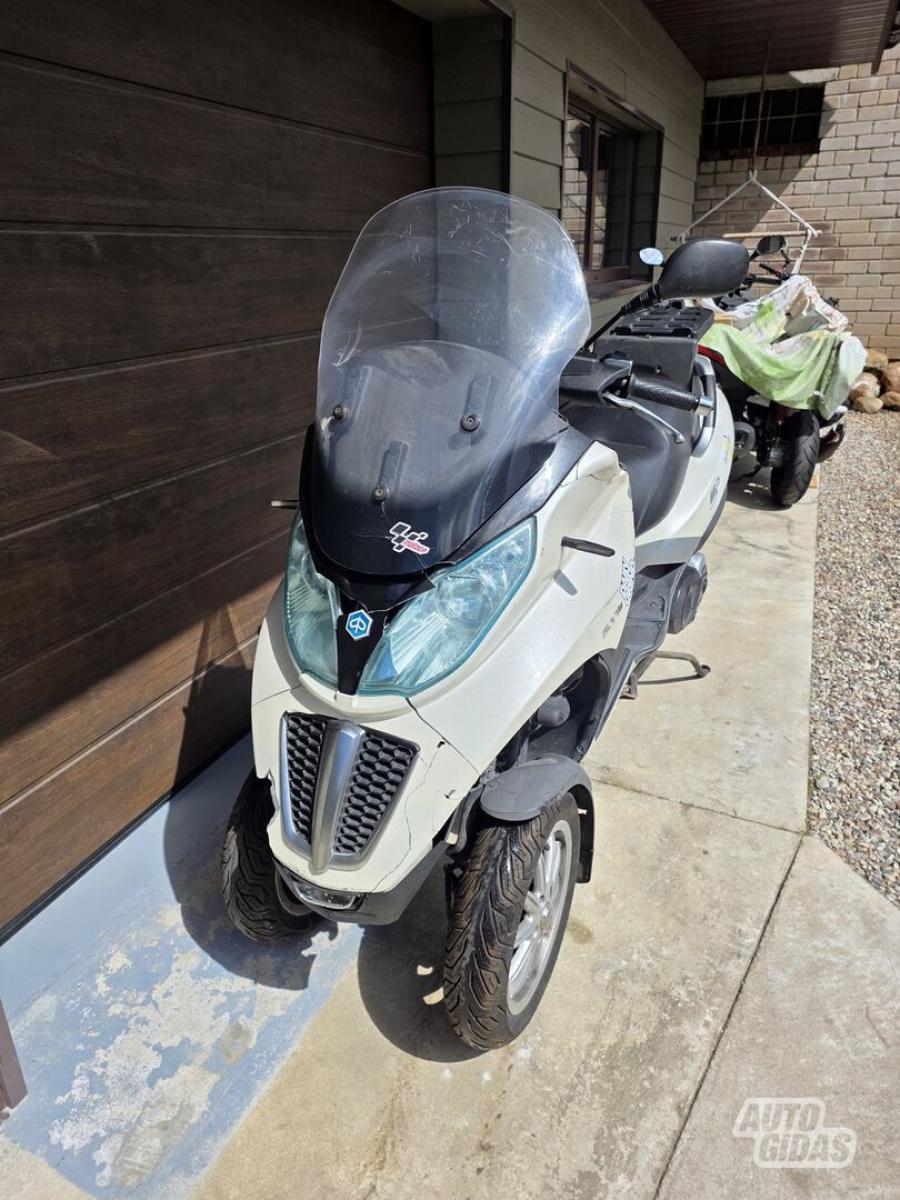 White Piaggio MP3 2012 in Pasvalys, with an engine capacity of 0.50 L and mileage of 70 thousand km for 1499 €, photo 17 on AUTOMOTO.COM.LV