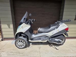 White Piaggio MP3 2012 in Pasvalys, with an engine capacity of 0.50 L and mileage of 70 thousand km for 1499 €, photo 18 on AUTOMOTO.COM.LV