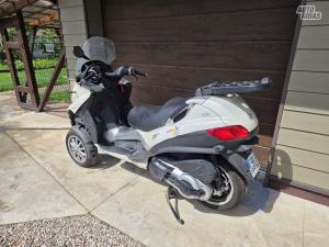 White Piaggio MP3 2012 in Pasvalys, with an engine capacity of 0.50 L and mileage of 70 thousand km for 1499 €, photo 19 on AUTOMOTO.COM.LV