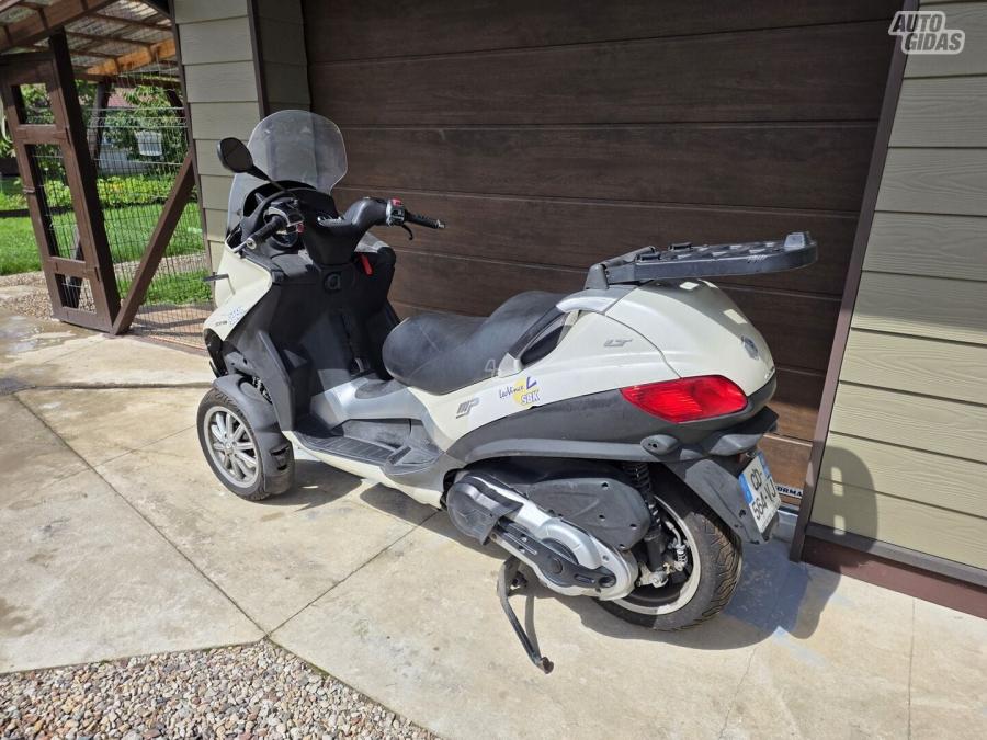 White Piaggio MP3 2012 in Pasvalys, with an engine capacity of 0.50 L and mileage of 70 thousand km for 1499 €, photo 20 on AUTOMOTO.COM.LV
