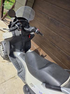 White Piaggio MP3 2012 in Pasvalys, with an engine capacity of 0.50 L and mileage of 70 thousand km for 1499 €, photo 21 on AUTOMOTO.COM.LV