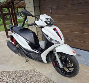 White Piaggio MP3 2012 in Pasvalys, with an engine capacity of 0.50 L and mileage of 70 thousand km for 1499 €, photo 28 on AUTOMOTO.COM.LV