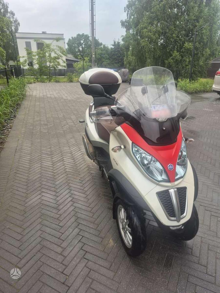 White Piaggio MP3 2014 in Kaunas, with an engine capacity of 0.50 L and mileage of 19 thousand km for 3850 €, photo 3 on AUTOMOTO.COM.LV
