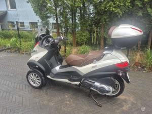 White Piaggio MP3 2014 in Kaunas, with an engine capacity of 0.50 L and mileage of 19 thousand km for 3850 €, photo 4 on AUTOMOTO.COM.LV