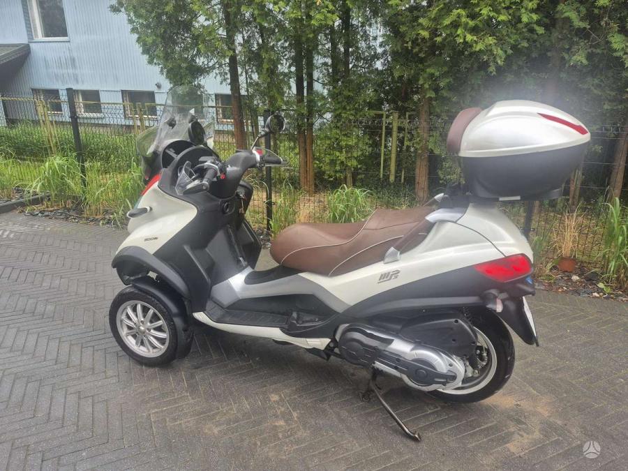 White Piaggio MP3 2014 in Kaunas, with an engine capacity of 0.50 L and mileage of 19 thousand km for 3850 €, photo 4 on AUTOMOTO.COM.LV